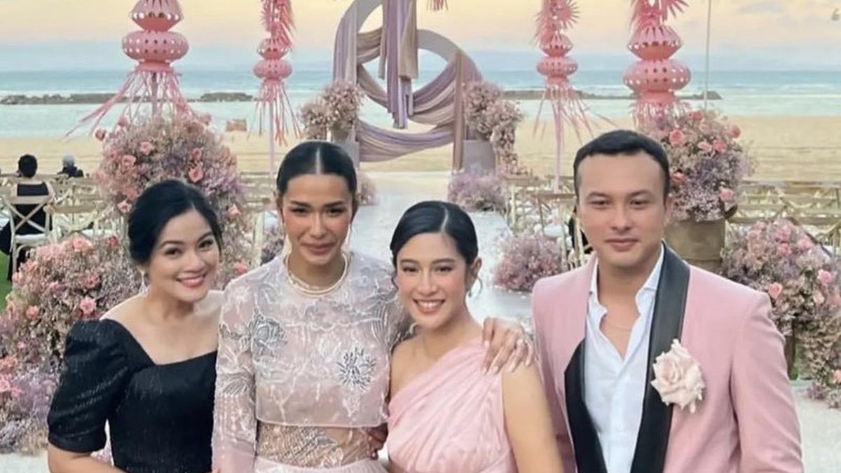 6 Pesona Nicholas Saputra Percaya Diri Kenakan Setelan Serba Pink saat ...