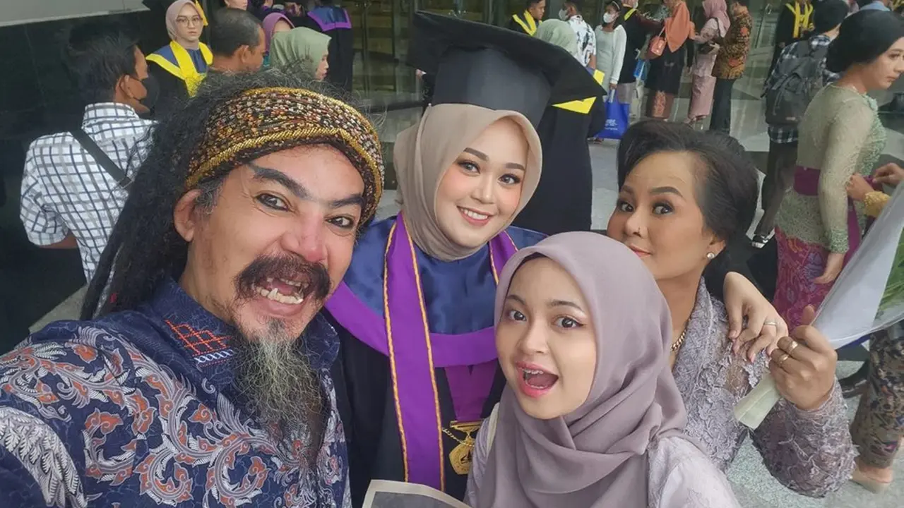 6 Potret Limbad Dampingi Anak Wisuda Jadi Sarjana Kedokteran, Bakal ...