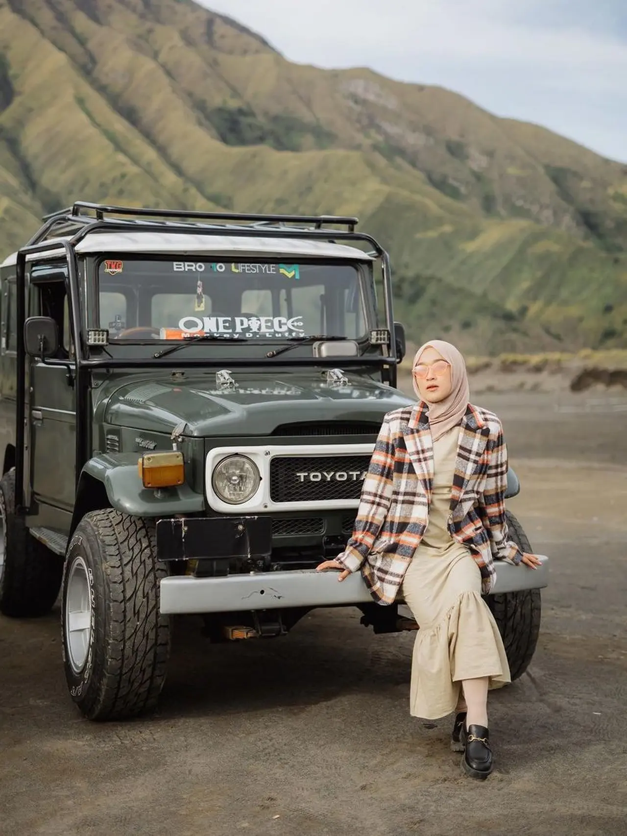 9 Potret Gaya Kompak Ririe Fairus dan Dua Anaknya Saat Liburan ke Bromo