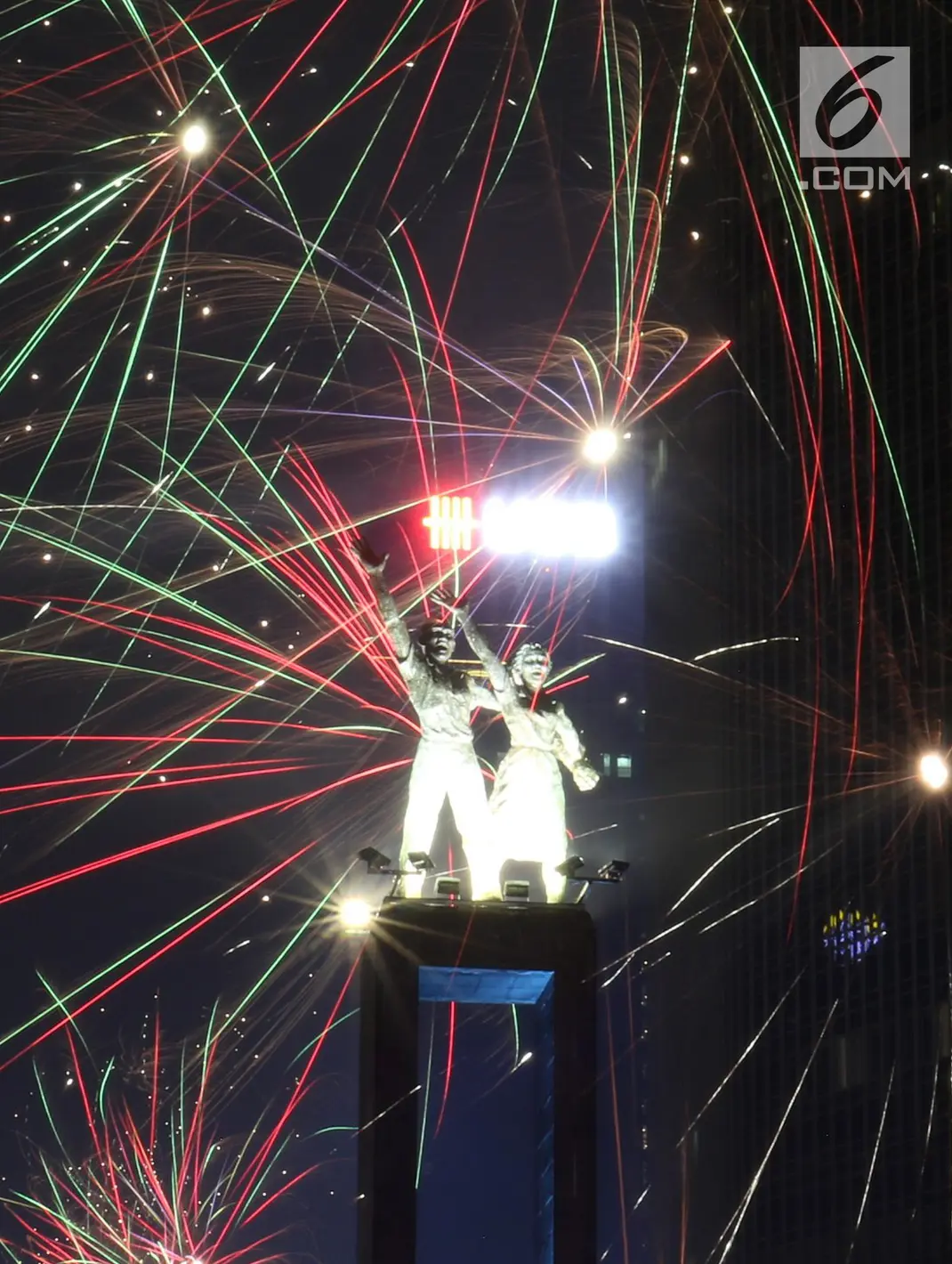 FOTO: Kembang Api Hiasi Malam Pergantian Tahun Baru di Bundaran HI ...