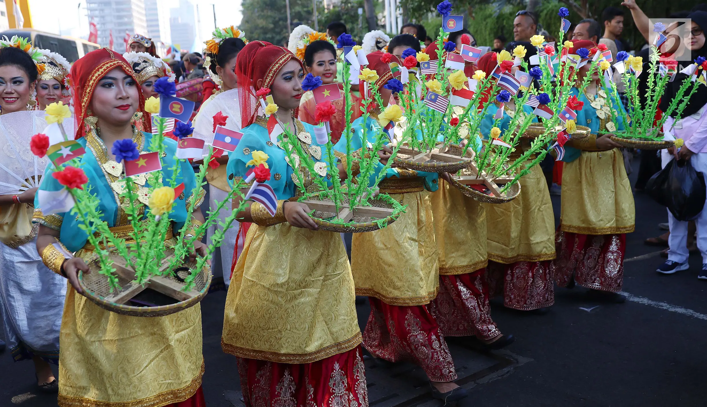PHOTO: Rayakan 50 Tahun ASEAN, Parade Kostum dan Budaya Ramaikan CFD ...