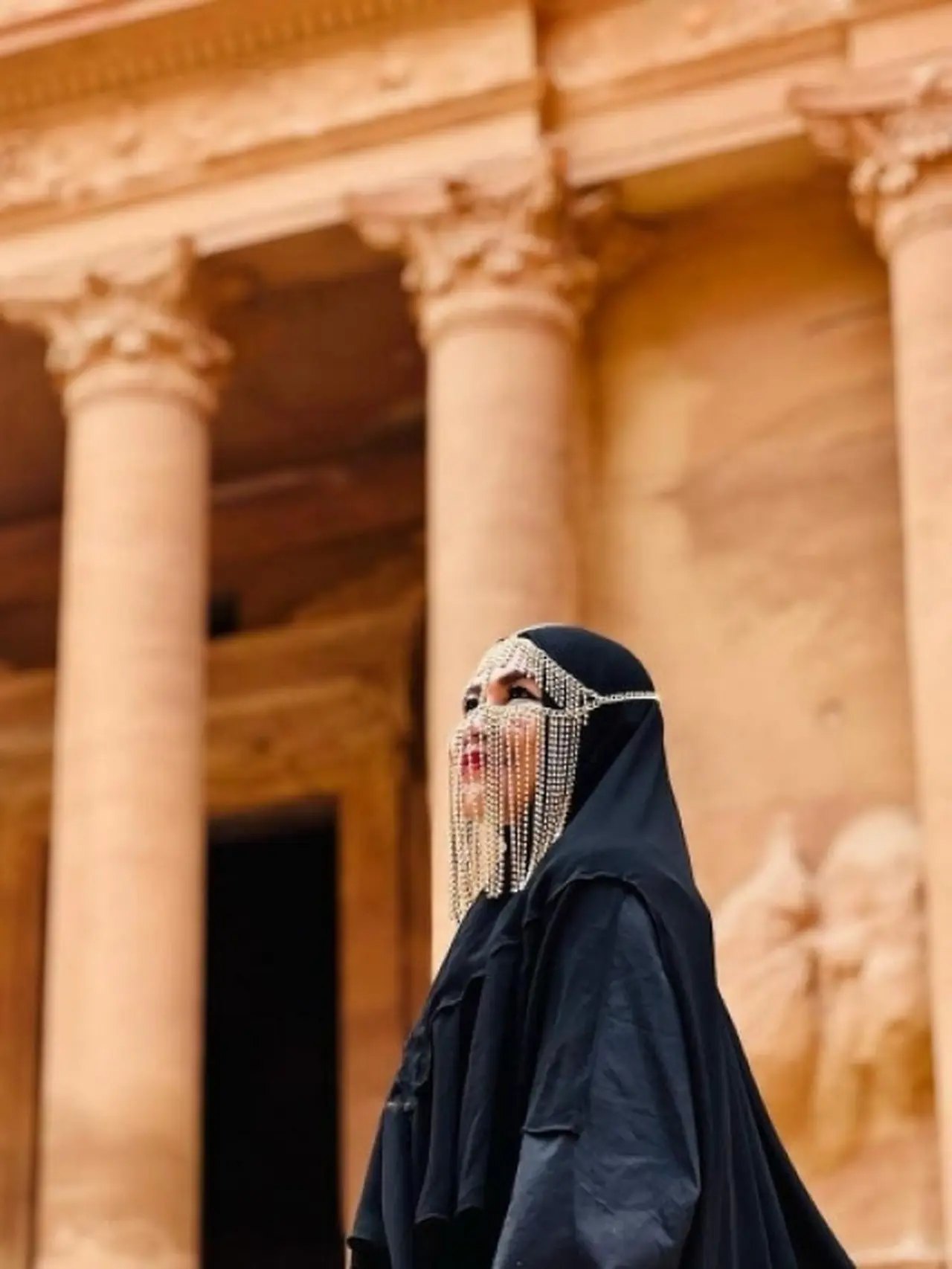 6 Potret Umi Kalsum Liburan ke Yordania, Penampilannya Jadi Sorotan - Hot Liputan6.com