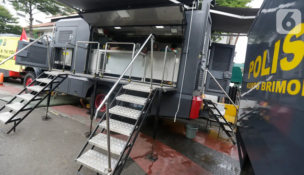 FOTO: TNI Polri Distribusikan Makanan Gratis Selama Pandemi Covid-19 ...