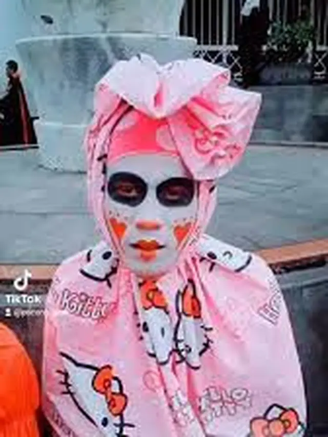 6 Potret Dandan Jadi Pocong Warna-Warni Ini Nyeleneh, Kocak - Hot ...