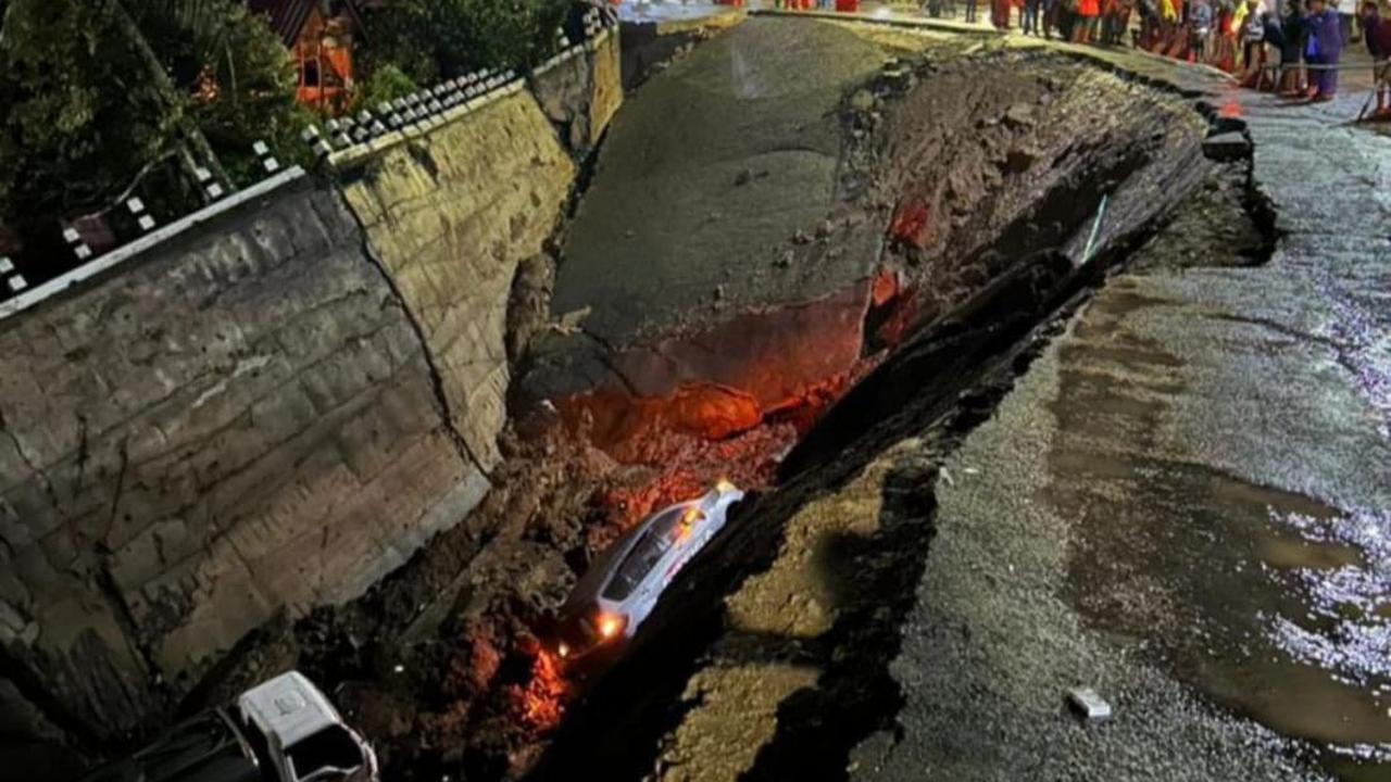 Kawasan Wisata Religi Sunan Muria Kudus Diterjang Longsor, Dua Mobil ...