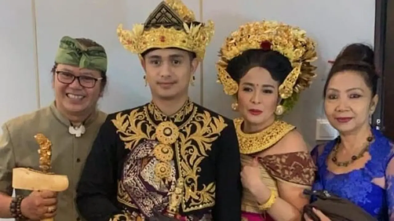 6 Artis Ini Gelar Pernikahan Pakai Adat Bali, Ada Laura Theux dan Indra Brotolaras - Hot ...