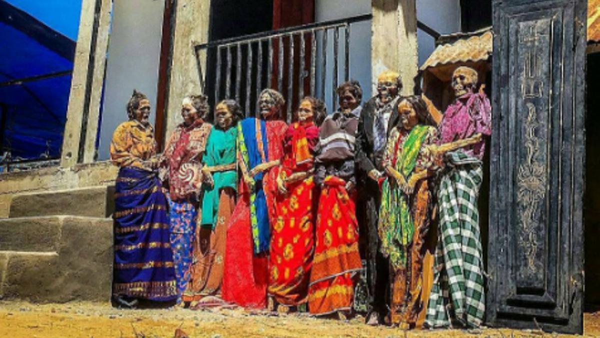 Unik, Ini Sederet Potret Tradisi Membersihkan Mayat di Toraja ...