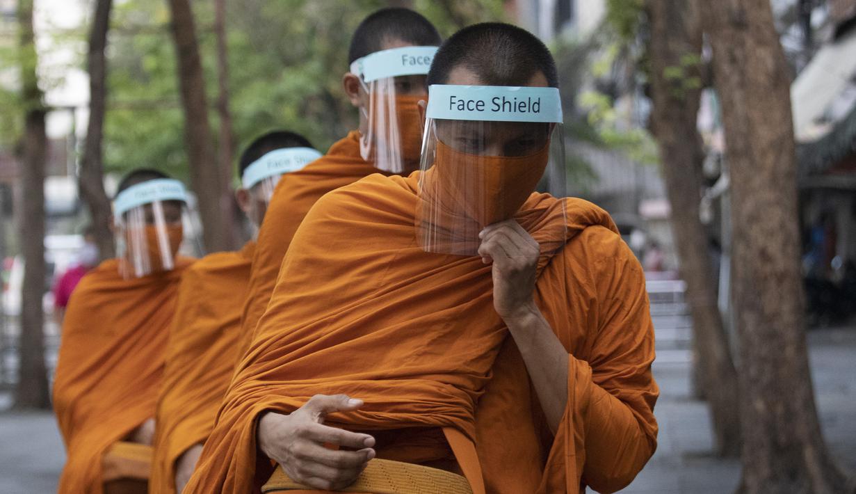 FOTO: Hindari COVID-19, Biksu Thailand Pakai Pelindung Wajah Saat ...