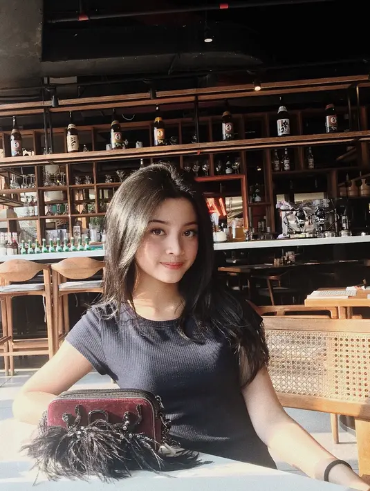 Tampilan Girly Yoriko Angeline Pemeran Wati Di Film Dilan 1990 Photo