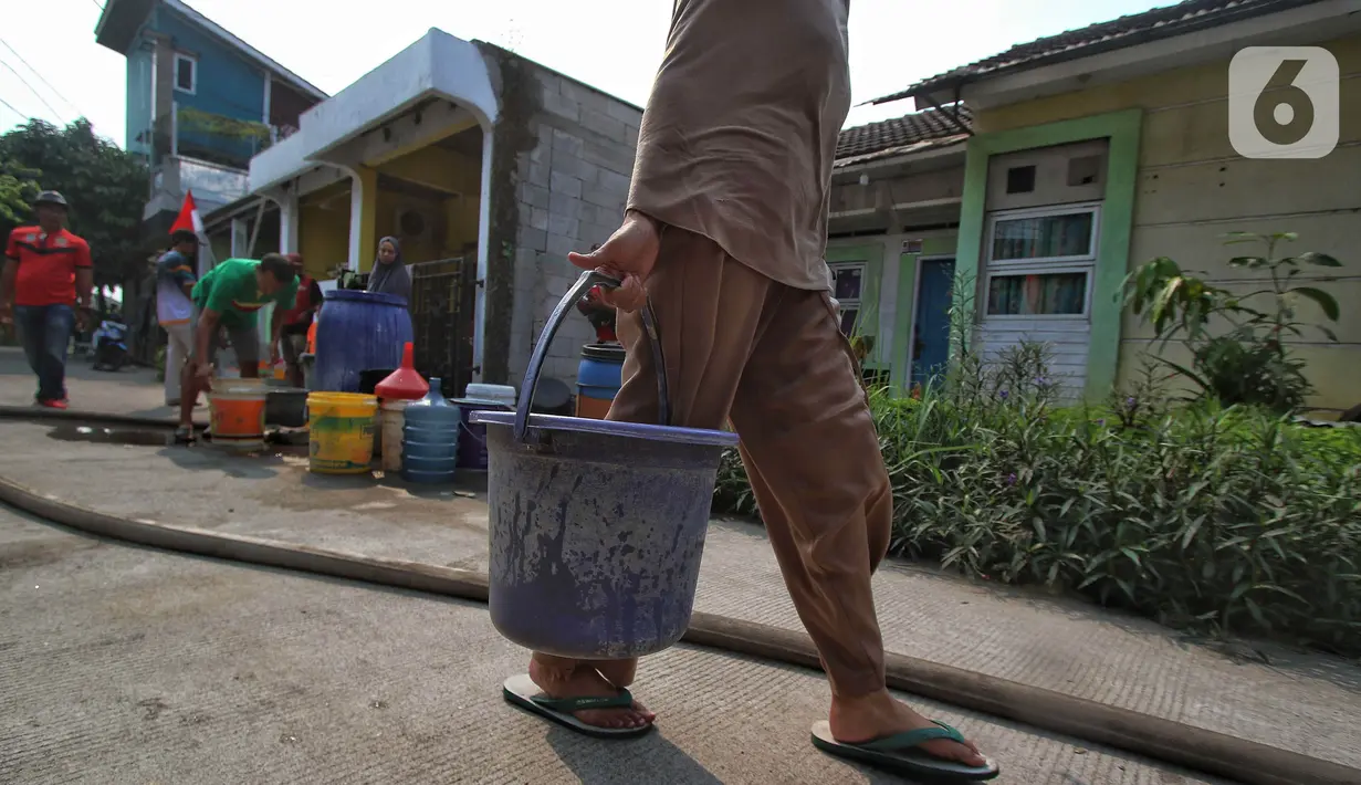Kemarau Panjang, Warga Antri untuk Mendapatkan Air Bersih - Foto Liputan6.com