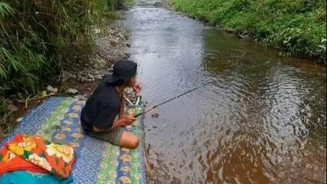 6 Aksi Absurd Orang yang Hobi Mancing Ini Kocak, Bikin Heran - Hot Liputan6.com