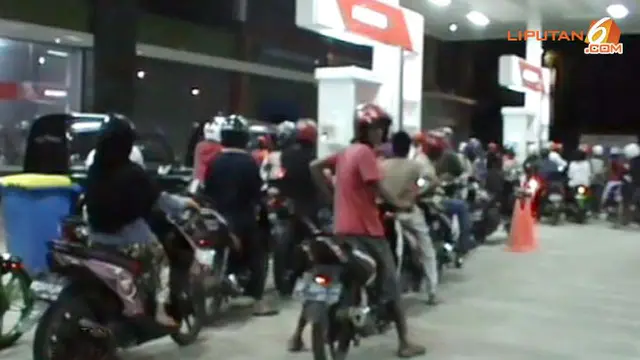 Jelang BBM Naik, Antrean Kendaraan Padati SPBU di Mojokerto - News Liputan6.com