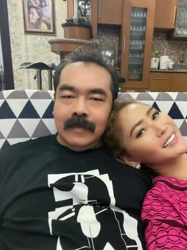 Dibandingkan dengan Adam Levine, 7 Potret Lengket Adam Suseno dan Inul Daratista - Entertainment ...