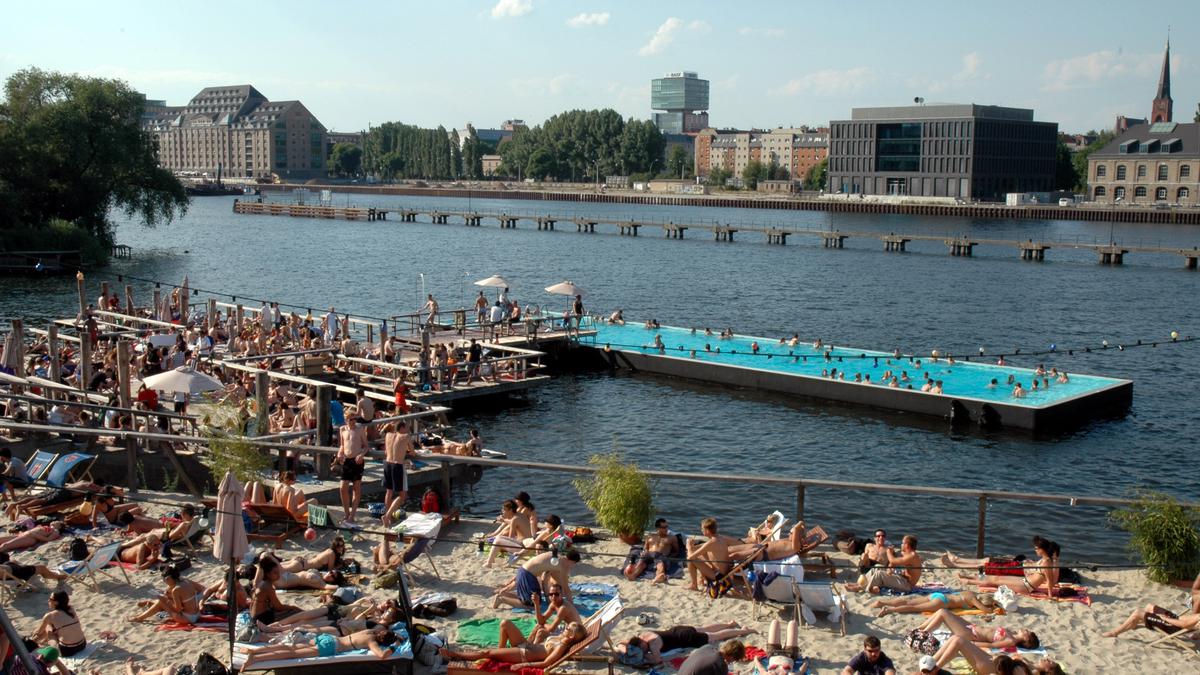 Sensasi Berenang di Kolam Renang Mengapung di Berlin - Lifestyle ...