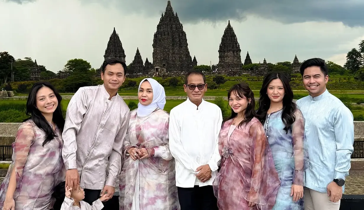 Pesona Amel Carla, Berlebaran di Candi Prambanan - Photo Fimela.com