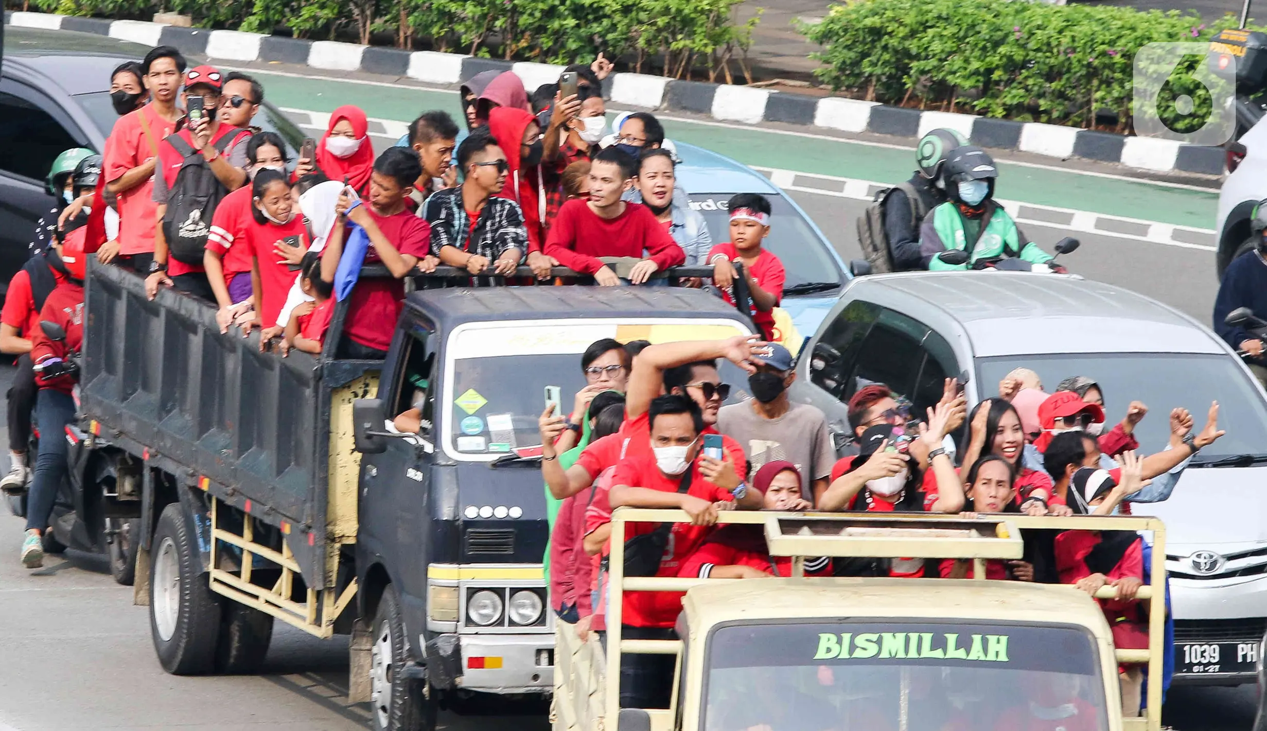 Ragam Cara Warga Sambut Arak-arakan Timnas Indonesia - Foto Liputan6.com