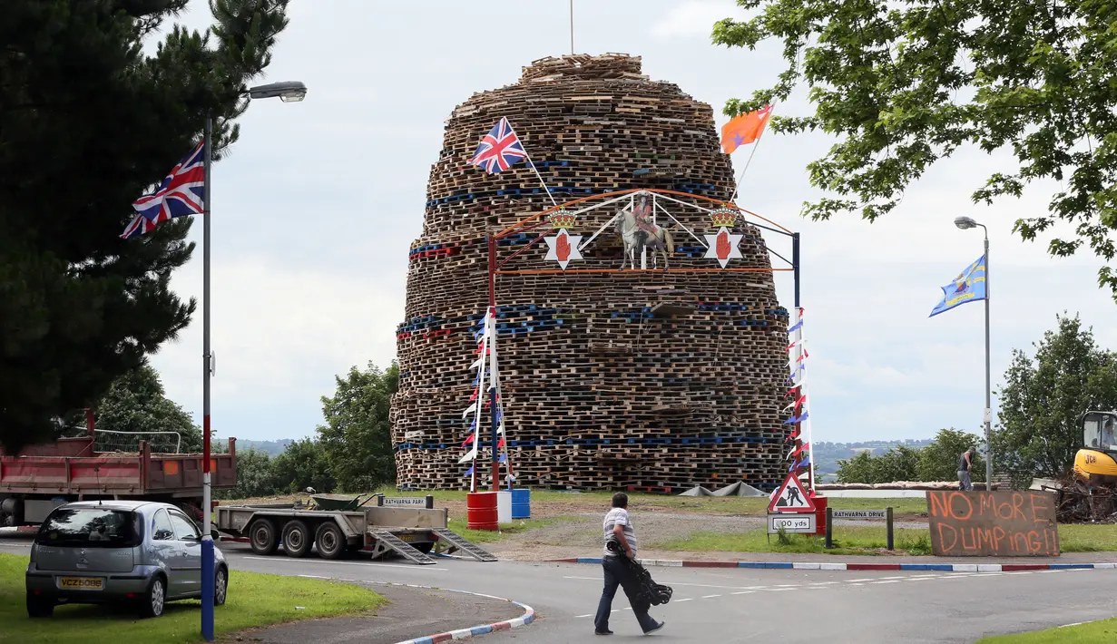 Gelar Tradisi The Eleventh, Tumpukan Palet Kayu Dibakar untuk Api ...