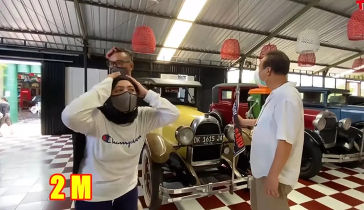 10 Potret Uya Kuya Tawar Mobil Klasik Rp 500 Juta, John: Itu Baru Bannya - Photo Fimela.com