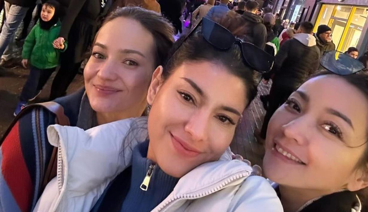 Potret Seru Enzy Storia dan Hesti Purwadinata Liburan Bareng di London ...