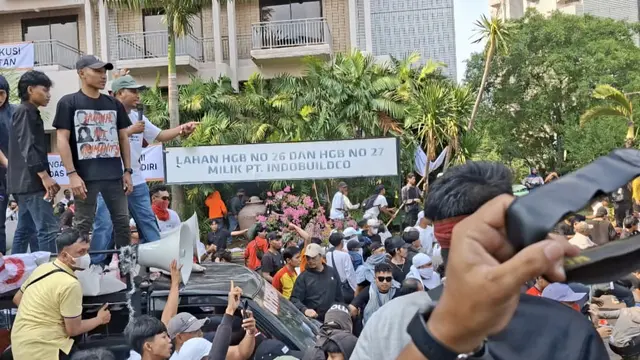 Eksekusi Hotel Sultan Ricuh, Massa Lempari Botol dan Batu ke TNI Polri
