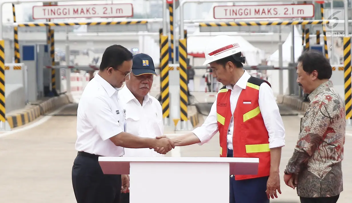 FOTO: Pakai Helm Proyek, Jokowi Resmikan Jalan Tol Depok - Antasari ...