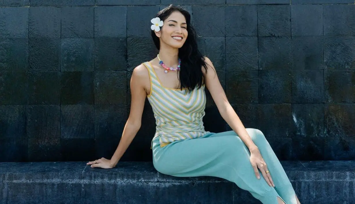 Pesona Aulia Sarah dengan Hiasan Bunga Kamboja di Telinganya, Auranya ...