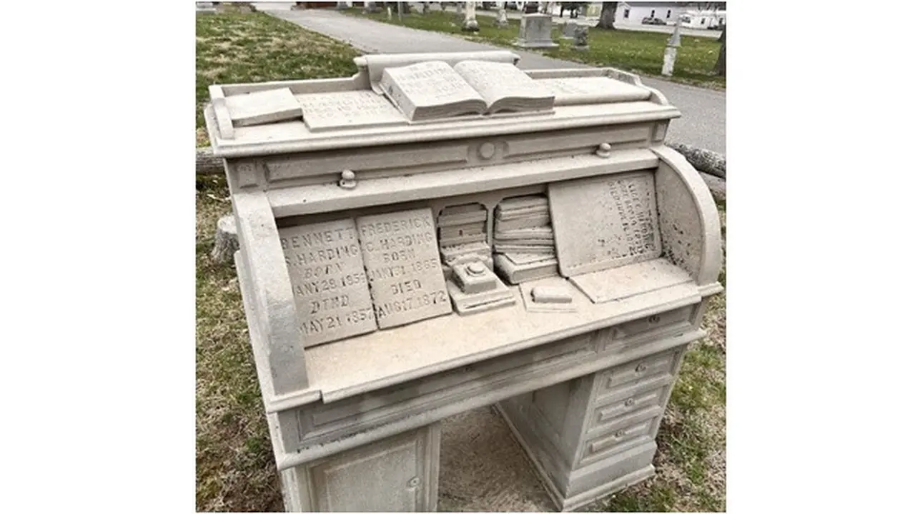 7 Potret Bentuk Batu Nisan Unik di Dunia, Bikin Suasana Makam Tak Seram - Hot Liputan6.com