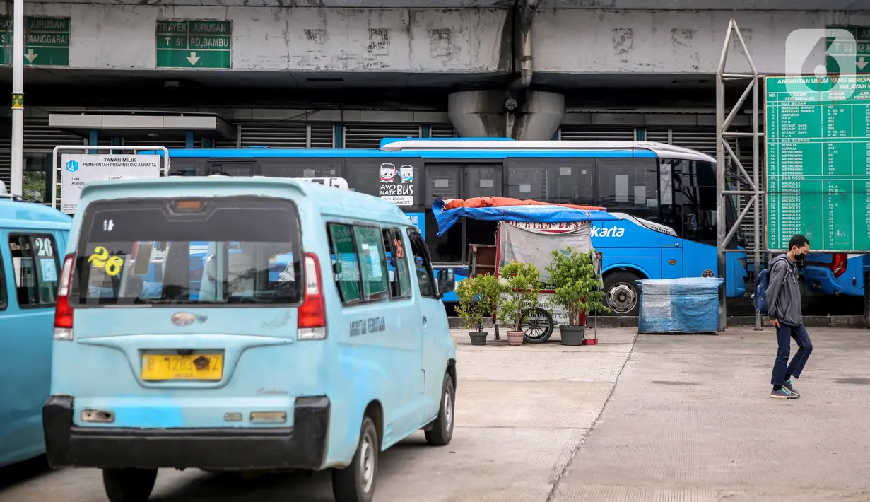 FOTO: Angkot Sepi Penumpang Imbas PSBB - Foto Liputan6.com