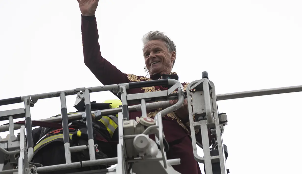 Aksi Seniman Sirkus 63 Tahun Menyeberangi Sungai Danube di Seutas Tali ...