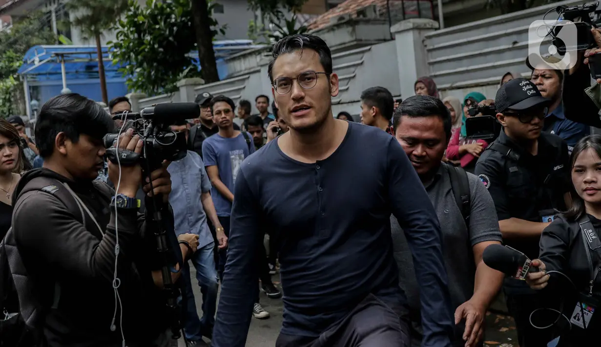 FOTO: Artis hingga Politisi Melayat ke Rumah Duka Suami Bunga Citra ...