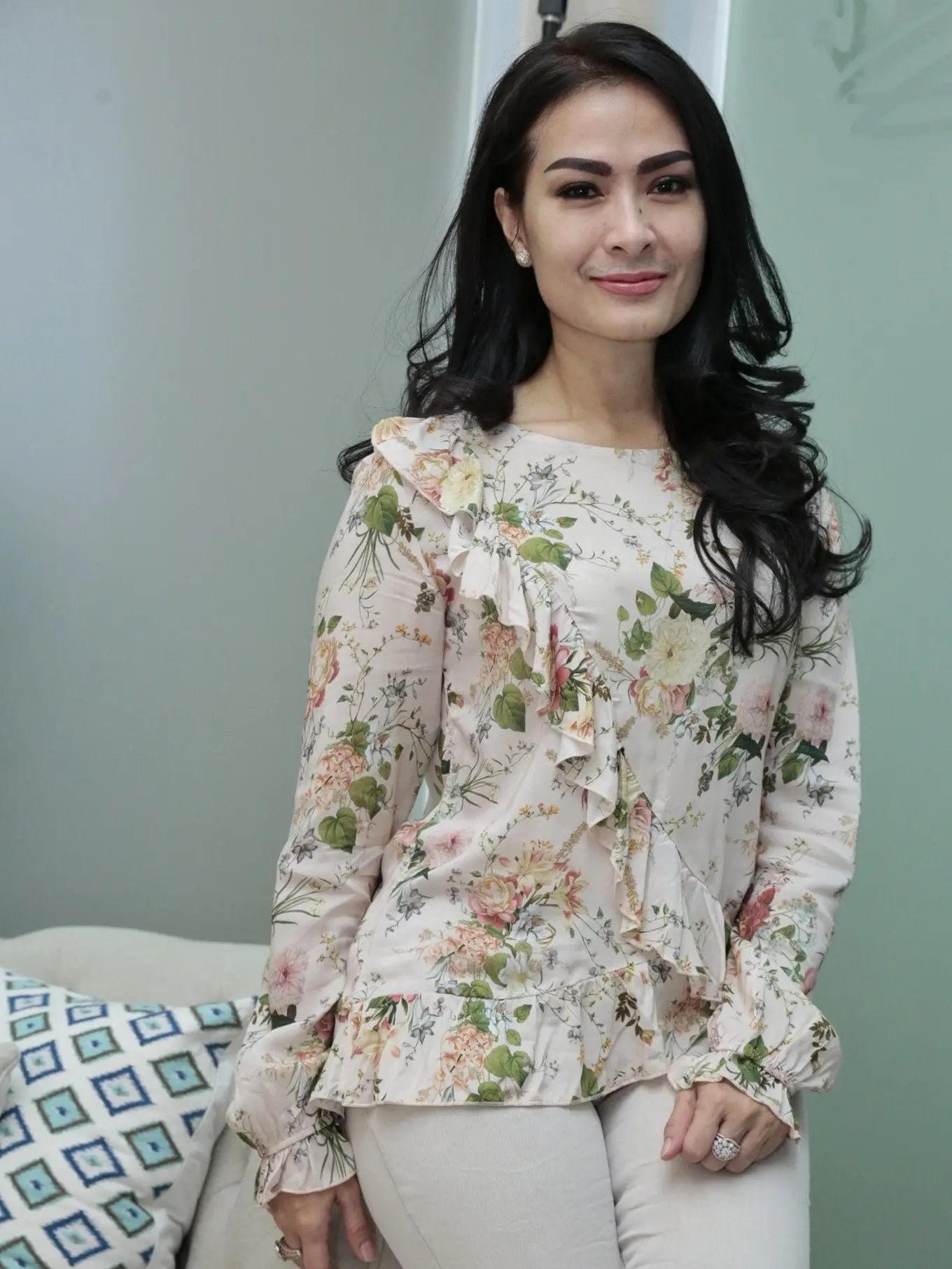 Sama-Sama Pakai Baju Terbuka, Netizen Perlakukan Beda Iis Dahlia dan Sophia Latjuba