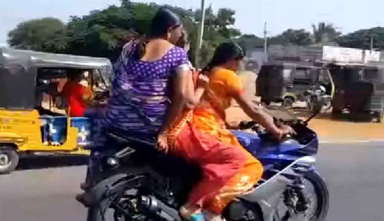 10 Kelakuan Lucu Cewek Lagi Boncengan Motor, Auto Bikin Ngakak! - Photo Otosia.com
