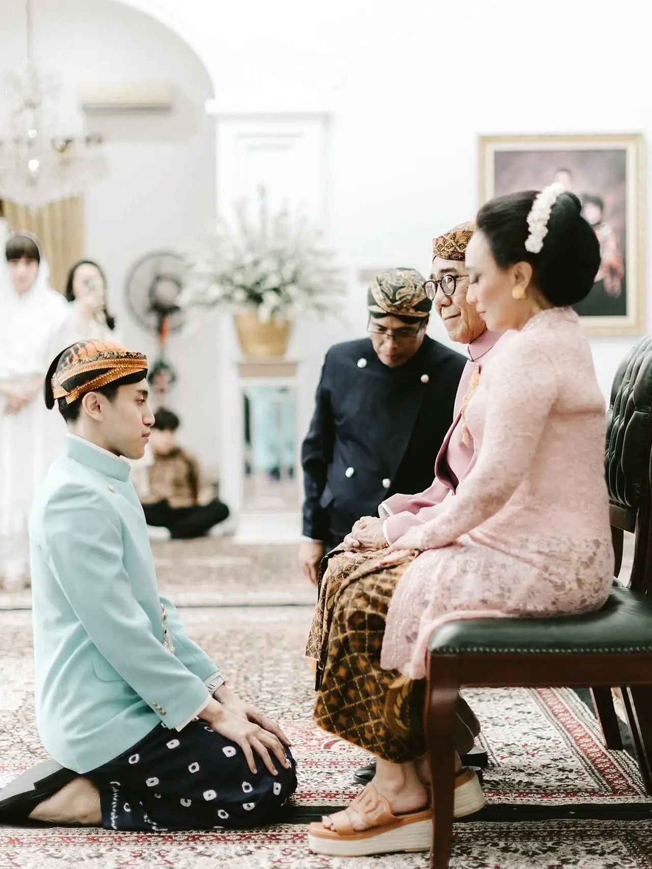 7 Potret Kompak Yayuk Suseno dan Henry Yosodiningrat di Momen Haru Siraman Anak - Hot Liputan6.com