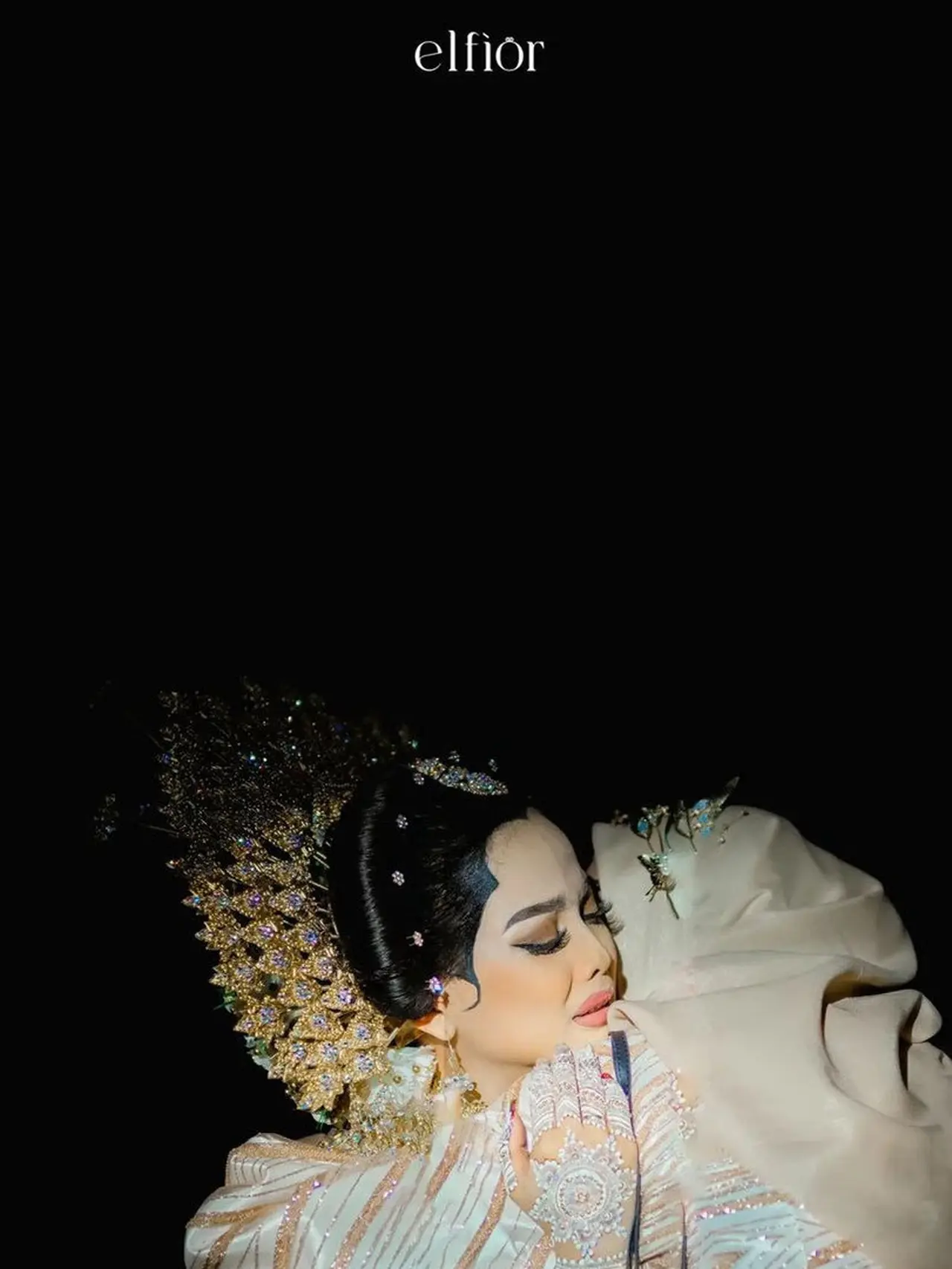6 Potret Pedangdut Putri Isnari saat Akad Nikah Dibalut Busana Adat ...
