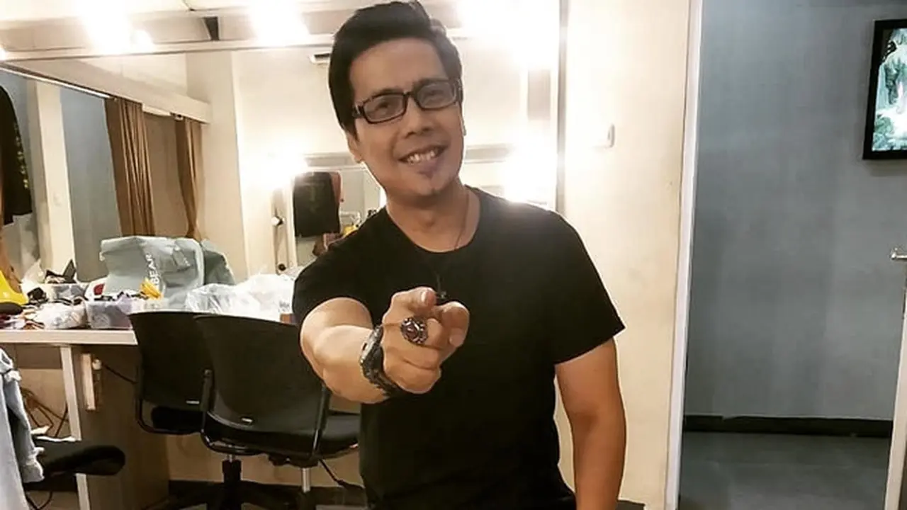 7 Potret Terbaru Joe Sandy The Master, Masih Single di Usia 46 Tahun ...