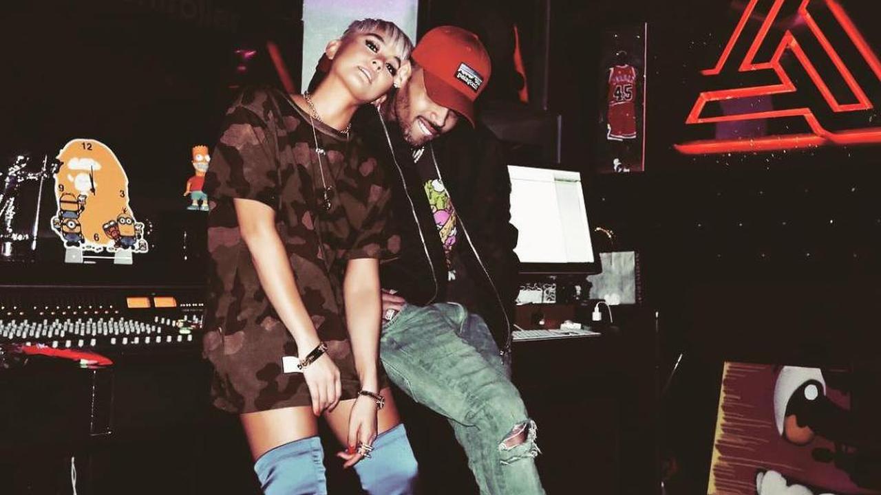Begini Reaksi Rihanna Saat Dikabari soal Video Agnez Mo - Chris Brown