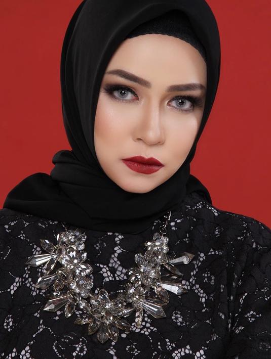 FOTO: Gaya Aryani Fitriana dengan Makeup Tebal, Makin Memesona - Foto ...