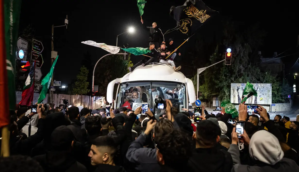 Potret Kerumunan Warga Sambut Pembebasan 39 Orang Palestina yang ...