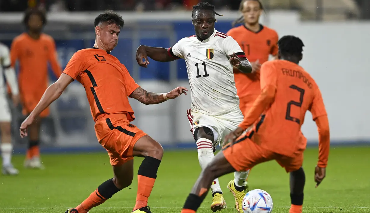 Mees Hilgers, Bek Tangguh Berdarah Indonesia yang Jadi Incaran Ajax dan ...