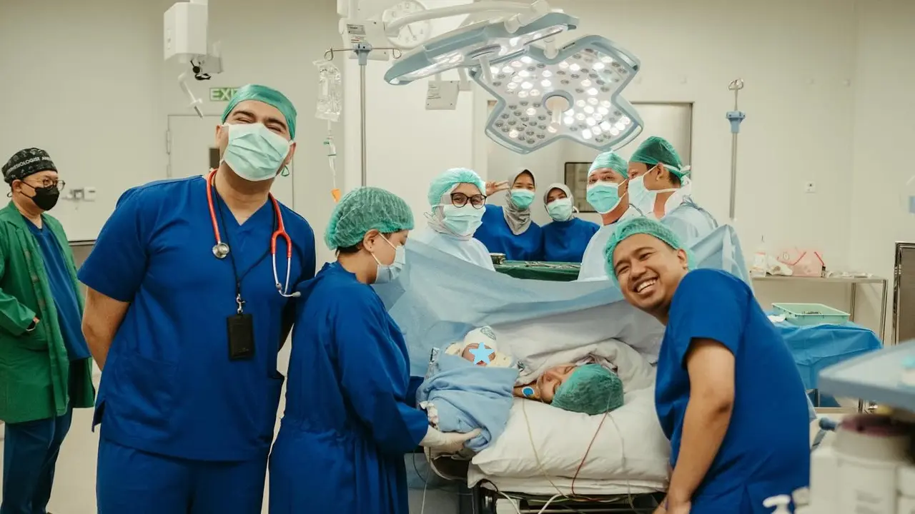 6 Potret Kelahiran Anak Pertama Joshua Suherman dan Clairine Clay yang ...