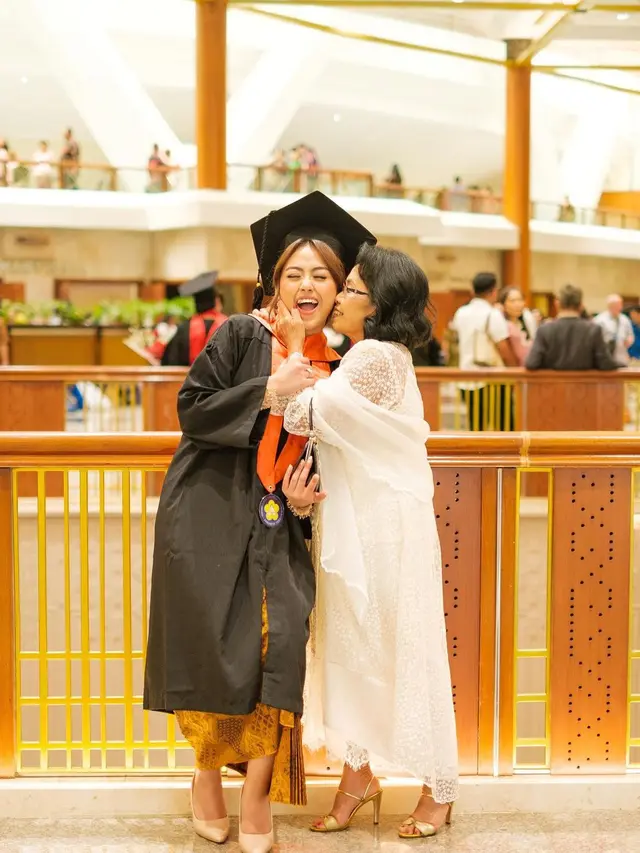 8 Momen Wisuda Sisca Saras Eks JKT48, Penuh Bahagia - Hot Liputan6.com