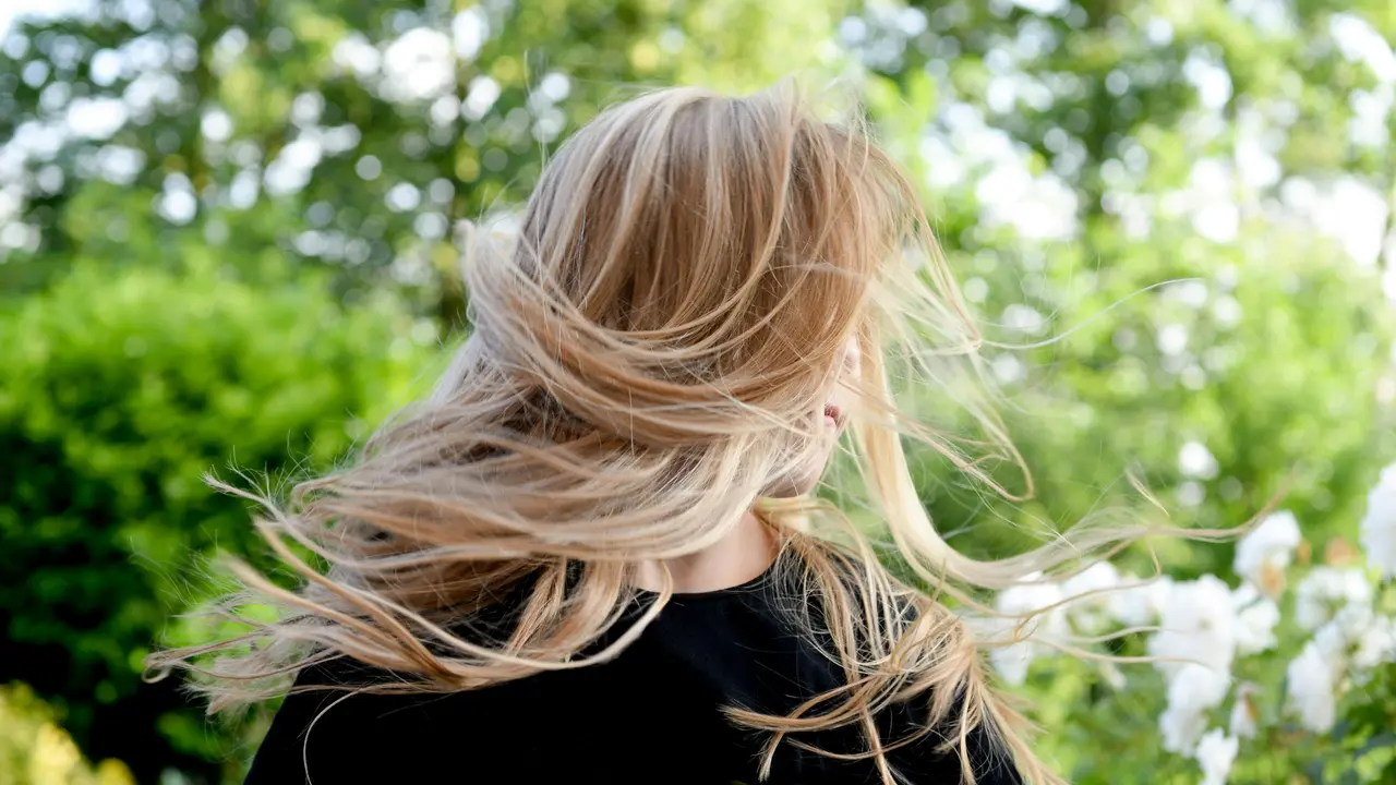 Tips Menata Gaya Rambut Anti Badai dan Tetap Stylish di Segala Cuaca