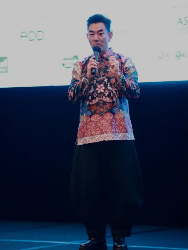 Potret Richie Ren Berkemeja Batik Karya Cynthia Tan Saat Jumpa Pers ...