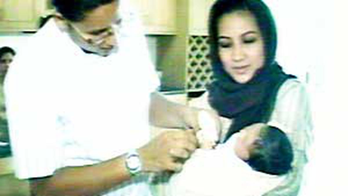 Natalie Sarah Lahirkan Bayi Laki-laki - ShowBiz Liputan6.com