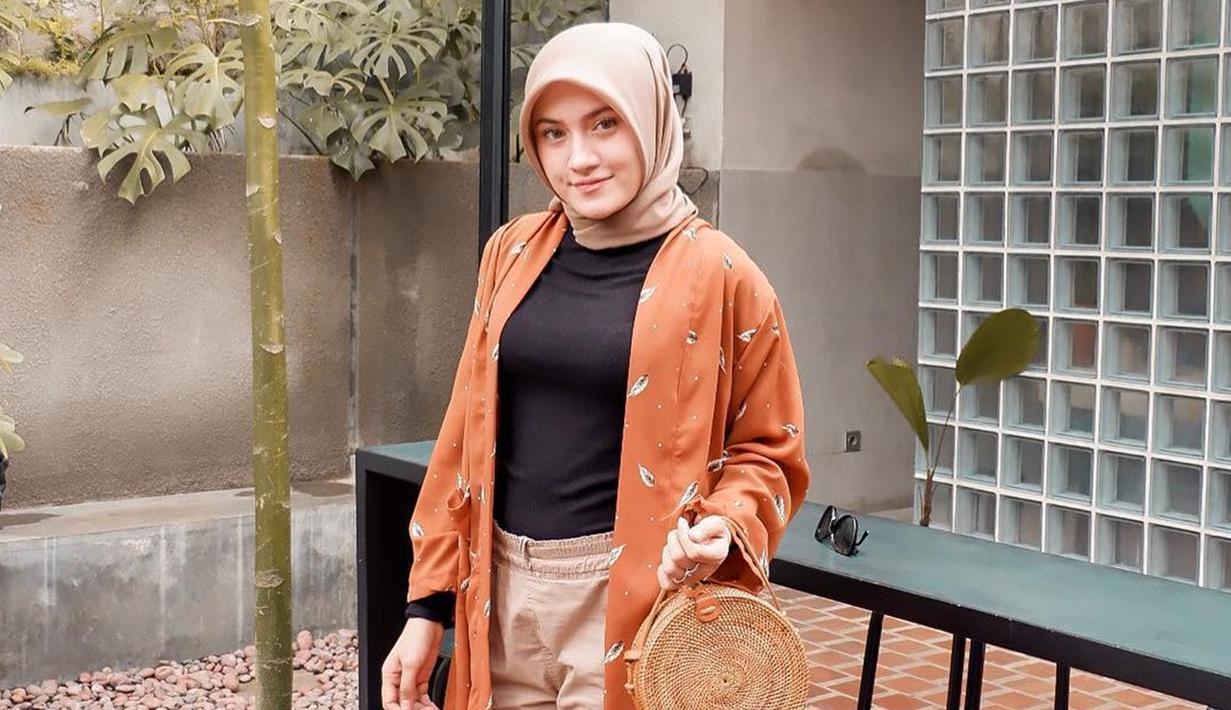 FOTO: 4 Potret Silvia Anggraini, Wanita Berhijab yang Dikabarkan Dekat ...