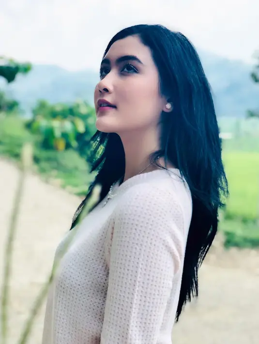 FOTO: Gaya Candid Talitha Curtis saat Berfoto, Curi Perhatian - Foto ...