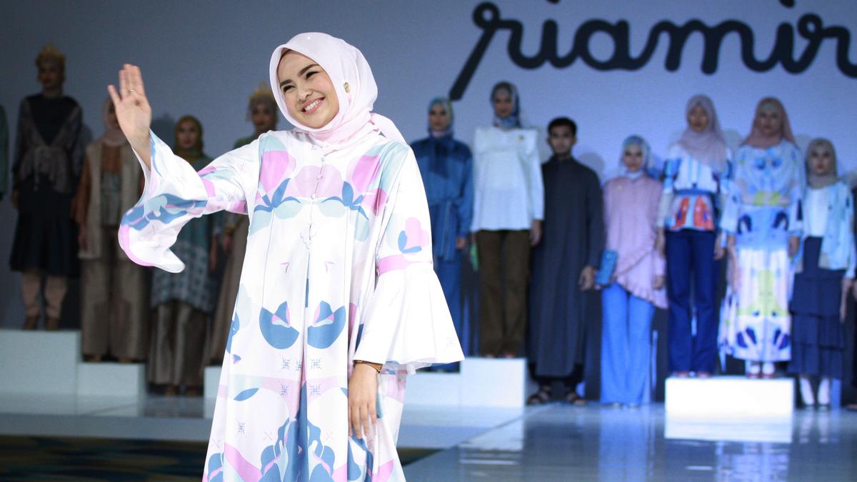 Terpukau 44 Busana Tren 2017 di Fashion Show Tahunan Ria Miranda ...