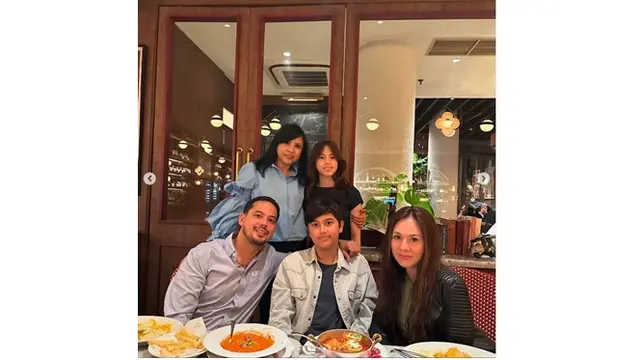 6 Potret London Abigail Ultah ke-14, Wulan Guritno dan Adilla Dimitri ...