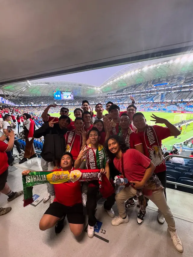 6 Potret Ganindra Bimo Nonton Timnas di Australia, Heboh Bareng ...