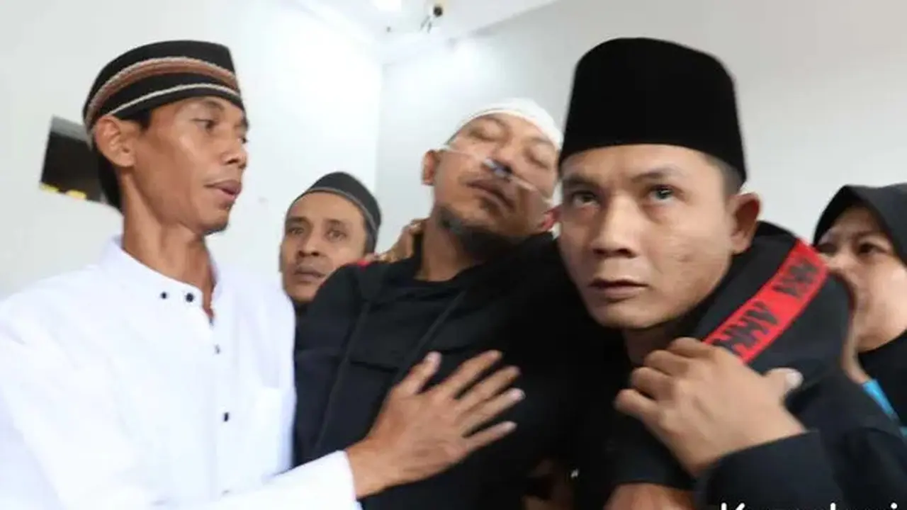 Potret Lemas Suami Mpok Alpa, Jalan Harus Dipapah dengan Selang Oksigen ...